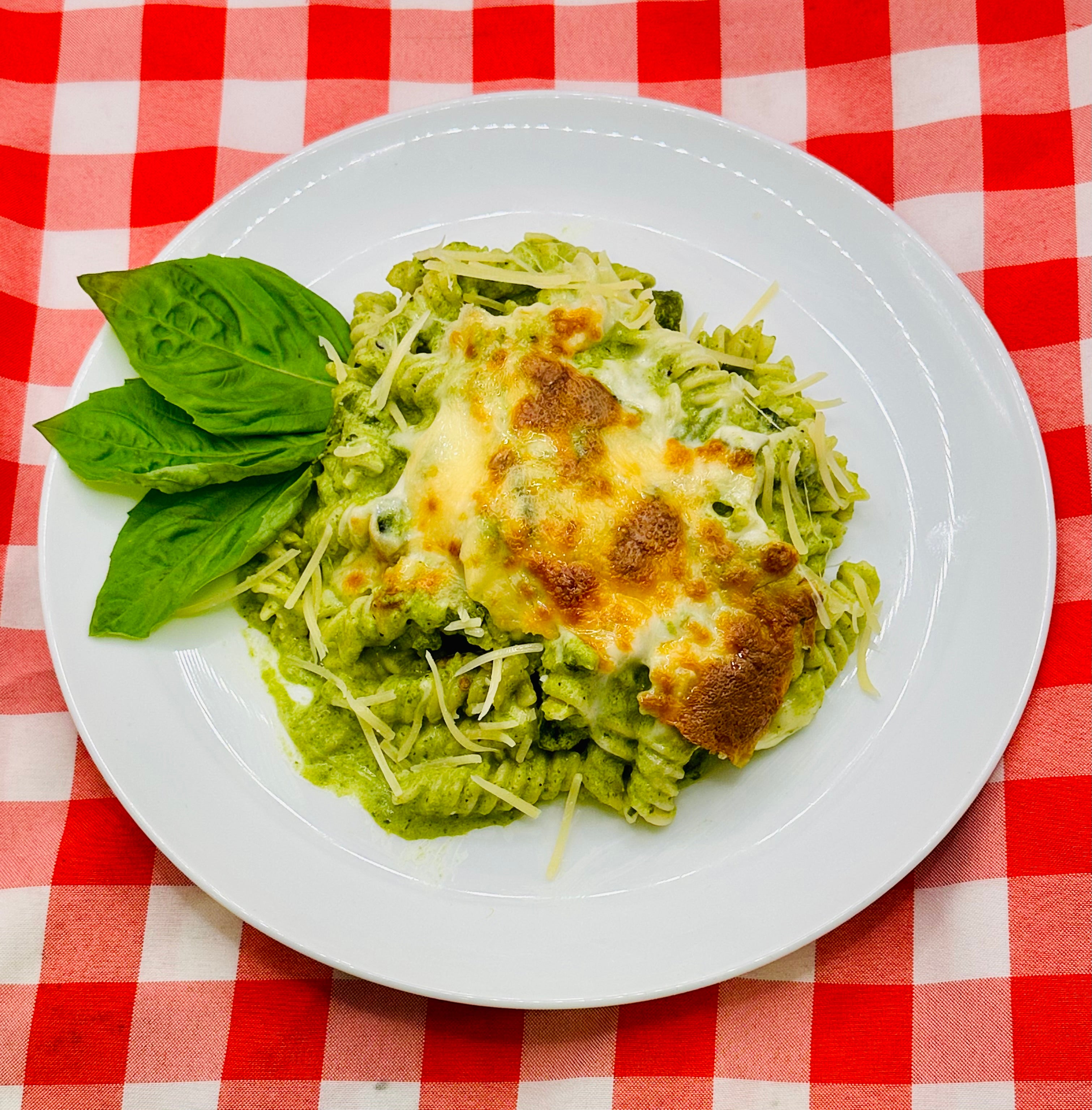 Fusilli verde en salsa de chile poblano con queso philadelphia y queso ...